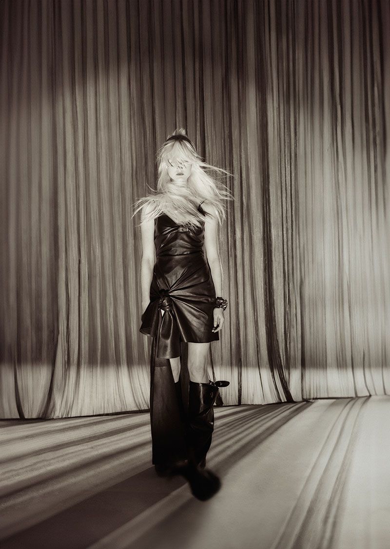 Curved Gravity (Le Mile Magazine)