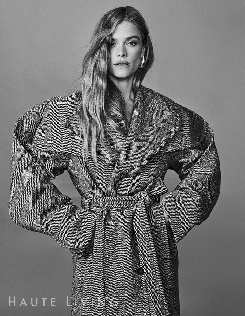 Nina Agdal (Portrait)