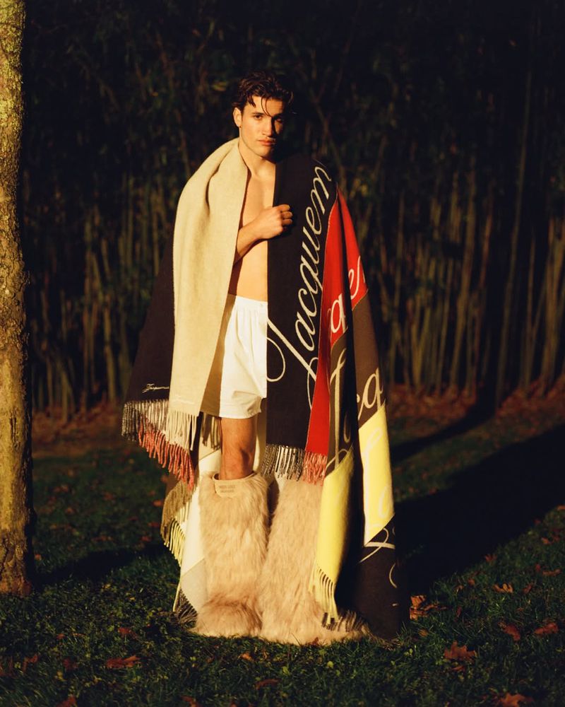 SCARVES AND MOON BOOT SEASON (Jacquemus)