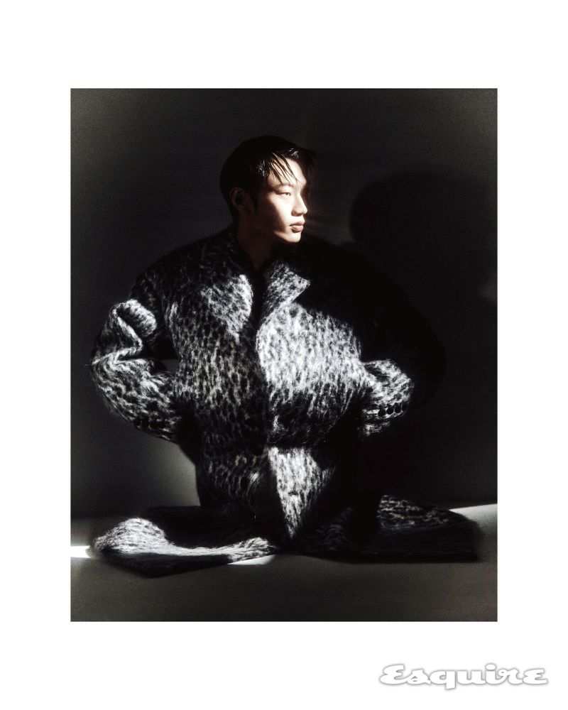 Photography by YUNUNGHWI (Esquire Korea)