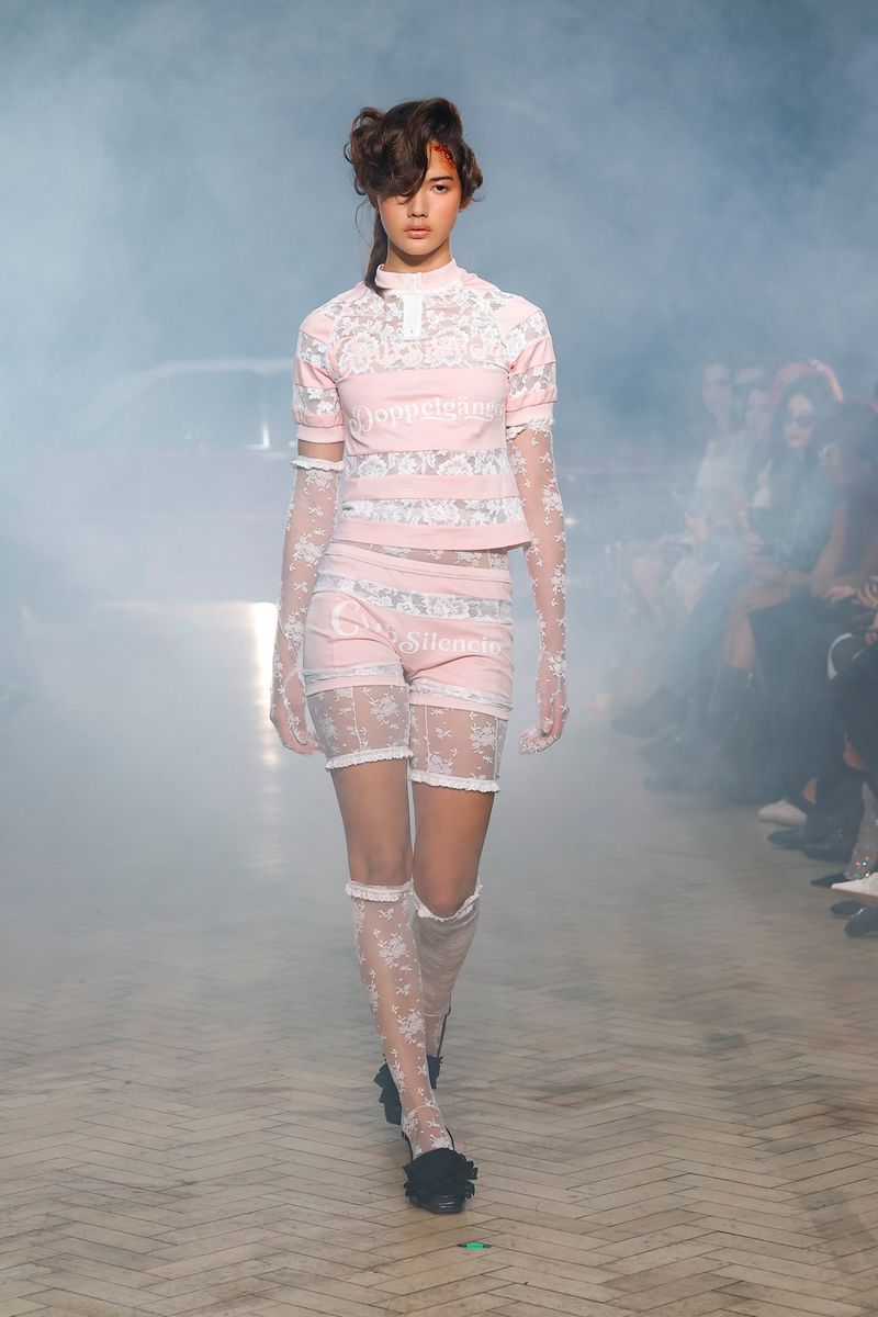 Yuhan Wang S/S 26 Show (Yuhan Wang)